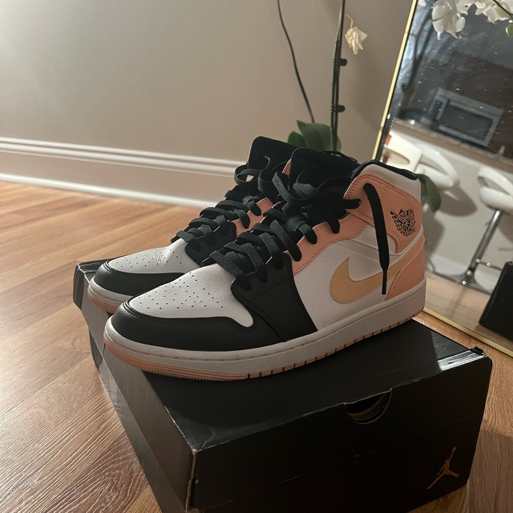 Nike Air Jordan 1 Mid Black/White/Peach - Gem